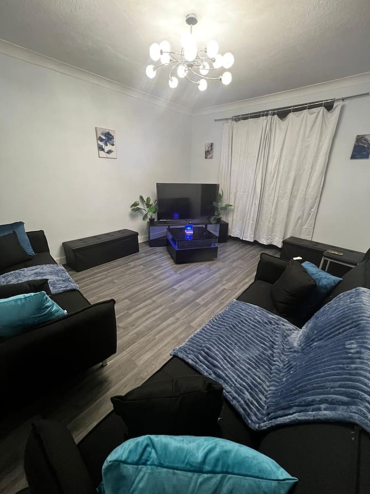 Modern 3-br Home W/garden & Free Parking - Brentwood