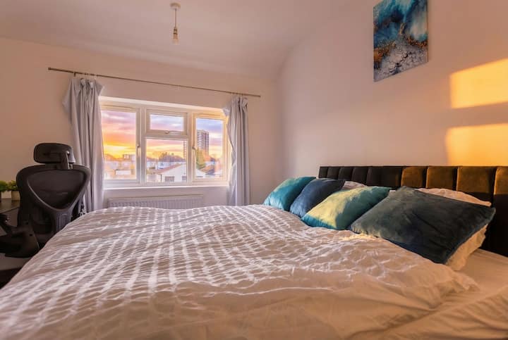 Spacious 3-bed Home For 8 | Free Parking & Garden - Dagenham