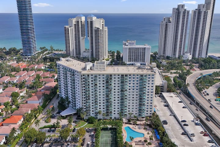 Sunny Isles Resort | Beach, Pool, Games & Gym - Sunny Isles Beach, FL