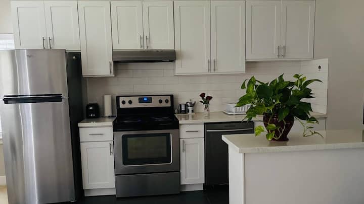 Modern 2br Unit In The Heart Of Bellevue - Redmond, WA