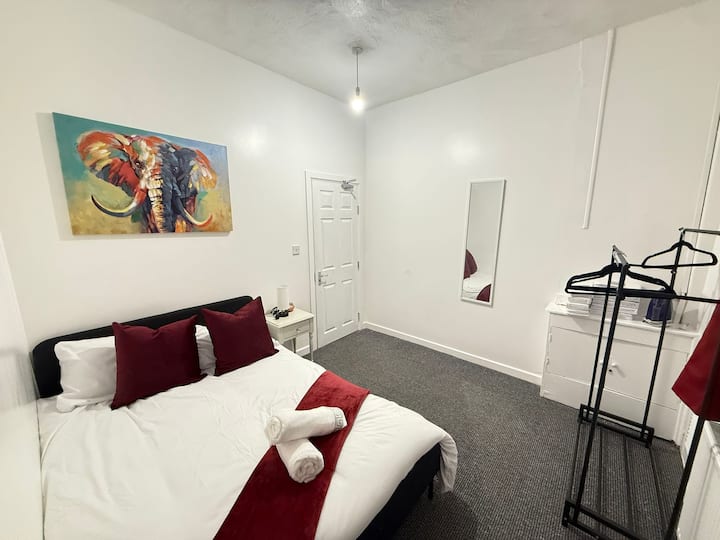 Spacious 5-bed Contractor Home • Parking • Oldham - Rochdale