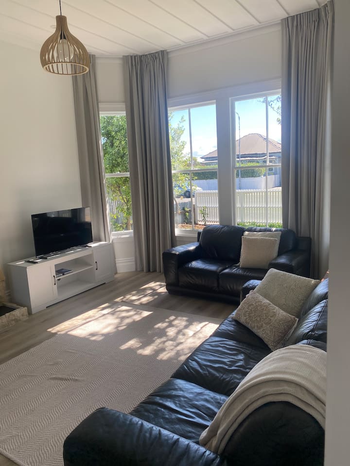 Charming 1930s Villa - Fresh Renovation, Cozy Stay - Napier