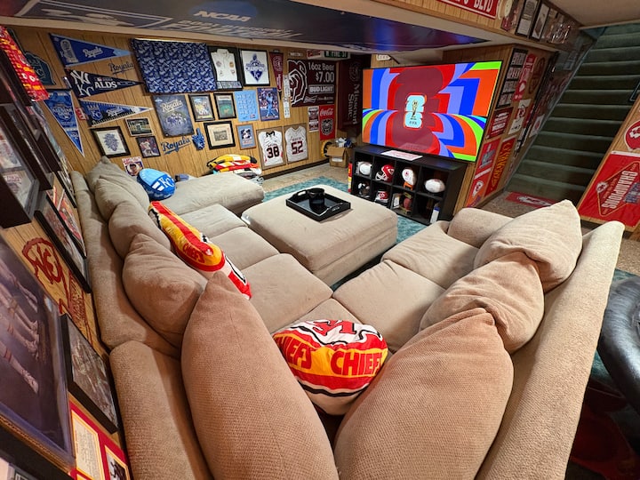 Sleeps 10 | 5 Min To Stadium | 10 Min To Downtown - Kansas City, MO