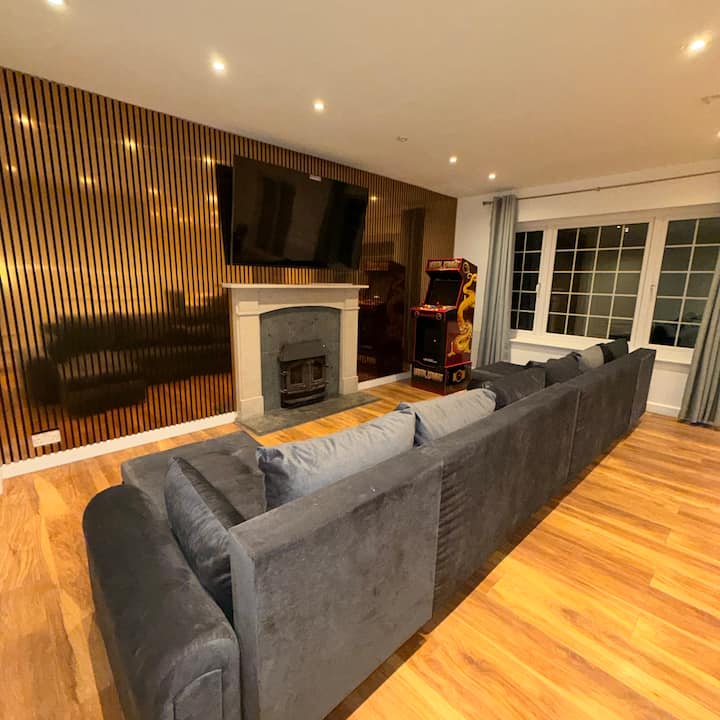 Free Parking| Sleeps 9 | Fully Equipped |Playroom - Reading