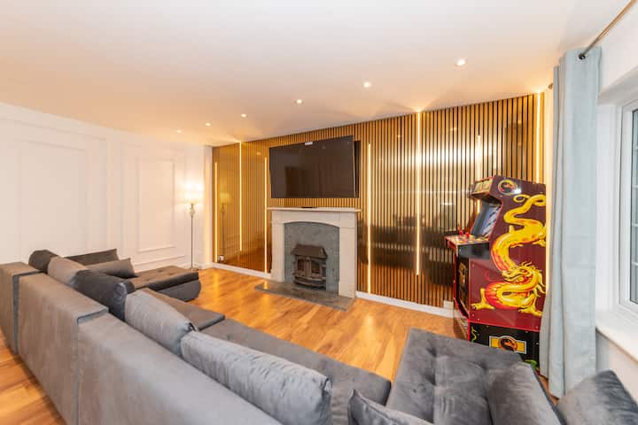 Spacious 4br Home W/ Playroom & Free Parking - Reading