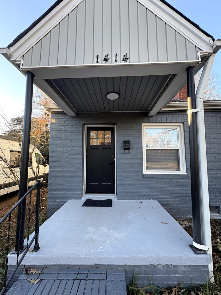 Charming Classic, Duplex Home With A Modern Twist - Charlotte Douglas Airport (CLT)