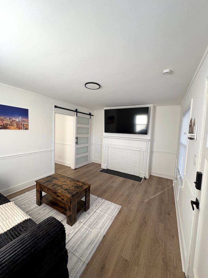 Charming Classic, Duplex Home With A Modern Twist - Charlotte, NC