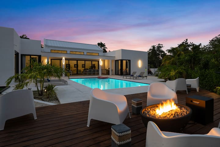 Luxe Villa-pool, Putting Green, Bocce, Near Beach - Bahamas