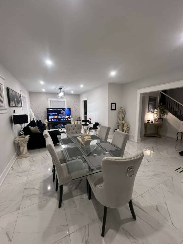 Modern Falls Retreat - Niagara Falls