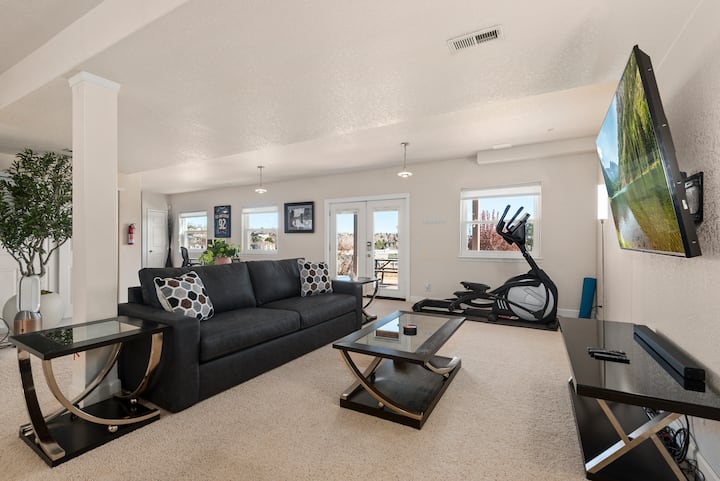 1,495 Sq Ft Basement Near Red Rocks Amphitheater - Morrison, CO