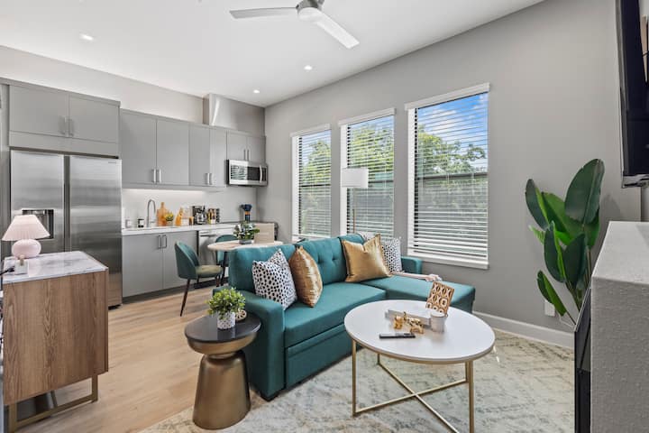 New Apt Near Dt Dallas | Queen, Sofa Bed & Laundry - Dallas Zoo, Dallas