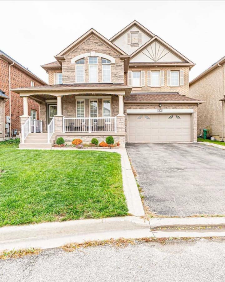 3 Bedroom Stunning Home Available On Rent - Brampton