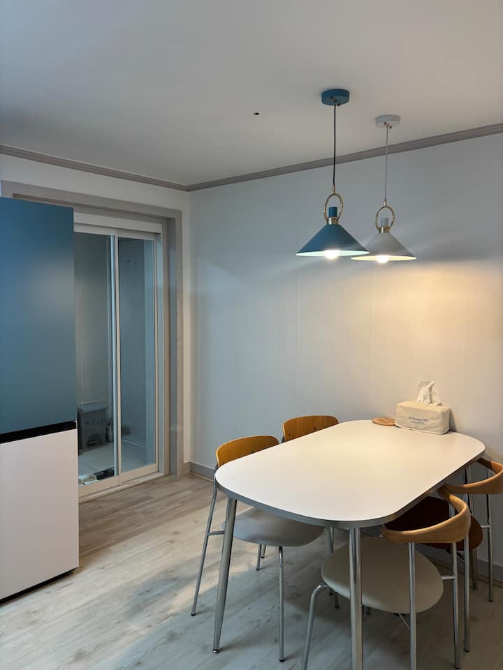 Best Location: 5 Mins From Hongik Univ. 2-bedroom - Seoul