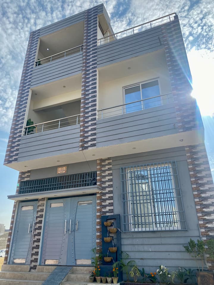 4 Bedroom Modern Home: Entire Place - 카라치