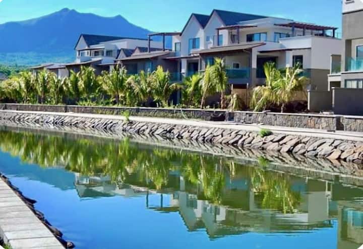 Elegant 3 Bedroom Apartment Along The Canal - Maurice