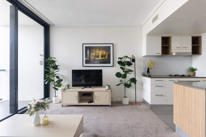 Cozy Luxe Retreat • 1br Apt W/pool, Gym, Views - Australia