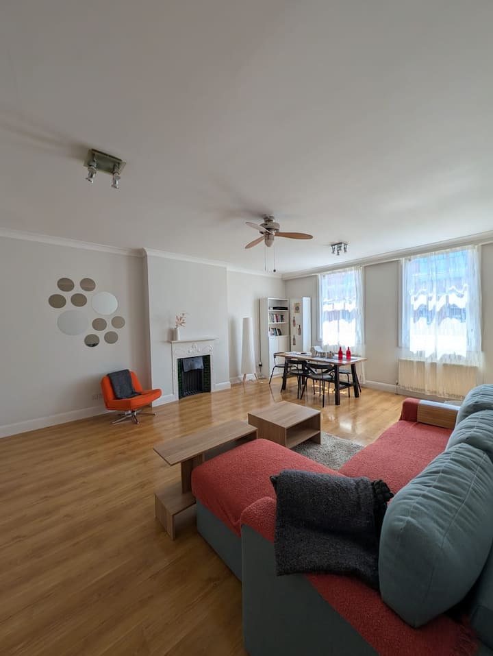 2 Bed Whole Flat With Great Transport & Location - London