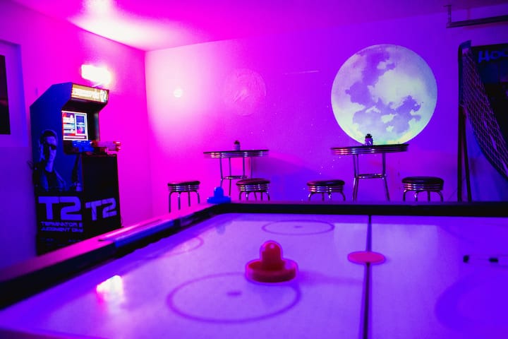 Retro Arcade, Hot Tub, Cowboy Pool, Hammock & More - Yucca Valley, CA