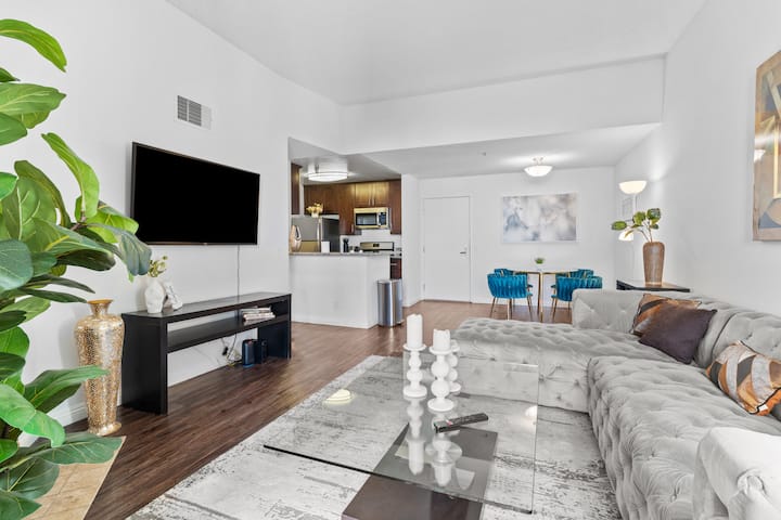 2bd Hollywood Rooftop Pool Getaway | Free Parking - Los Angeles, CA