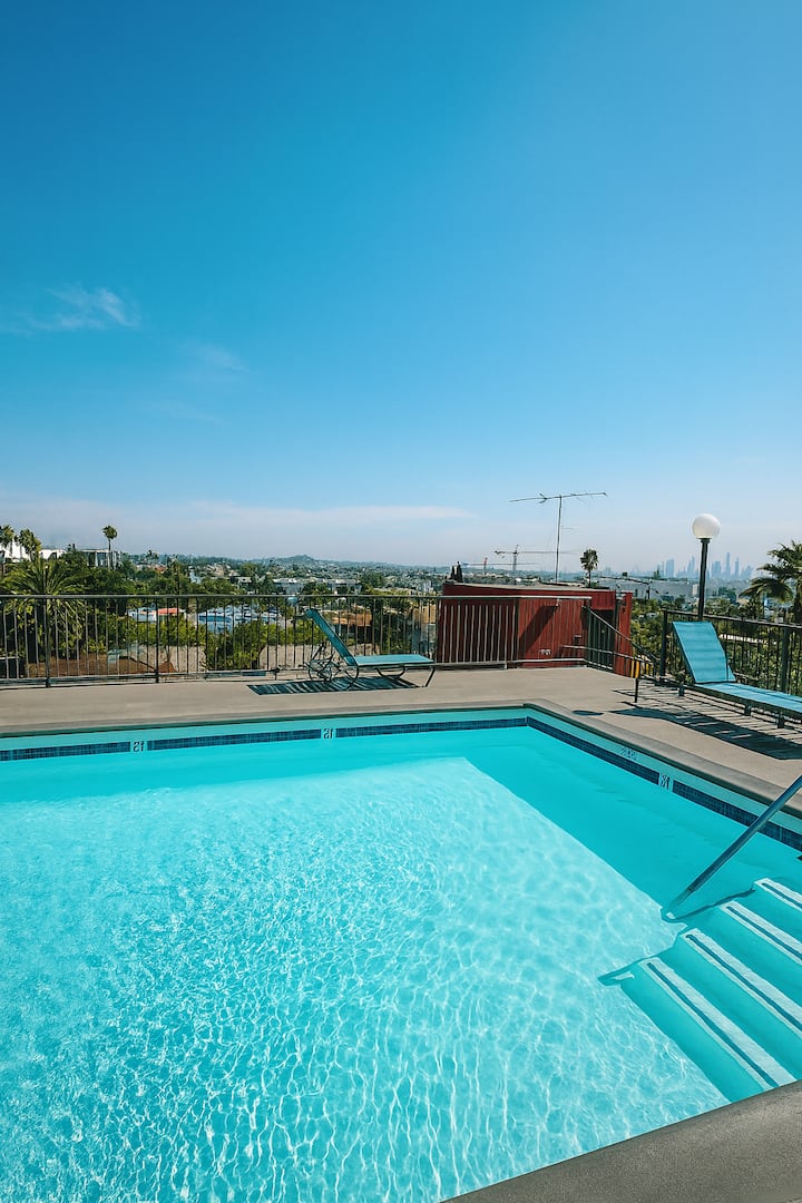 2bd Hollywood Rooftop Pool Getaway | Free Parking - Los Angeles, CA