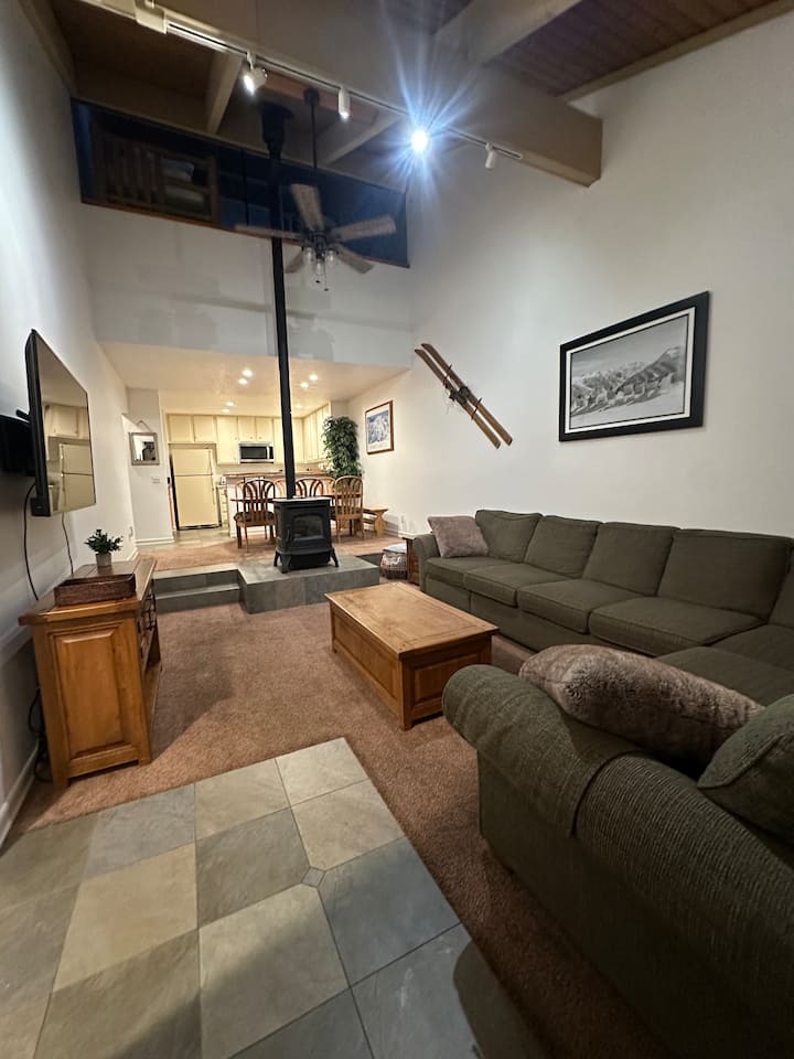 The Cozy Den - Spacious 2 Bedroom + Loft Condo - Mammoth Lakes, CA