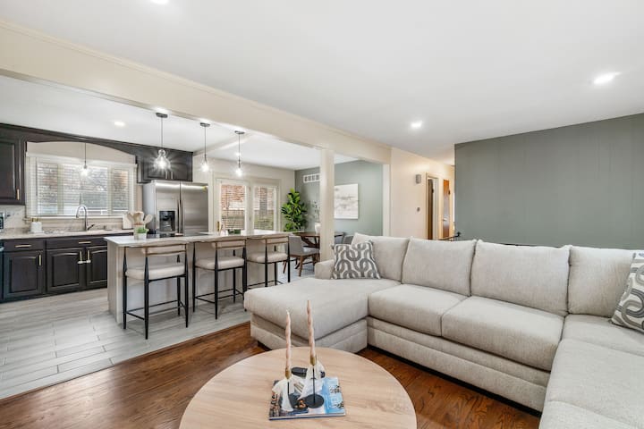 Nall Hills Gem! Great Location & New Interior! - Overland Park, KS