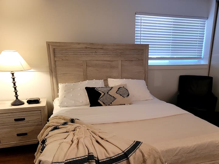 Room With Sharing Bathroom - Aurora