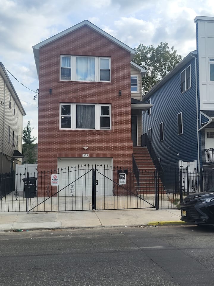 Modern 2br Haven | Prime Newark Retreat Home Stay - Newark, NJ