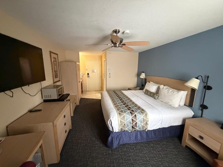 Relax In Style – Spacious King Room With Breakfast - Stevens Point, WI