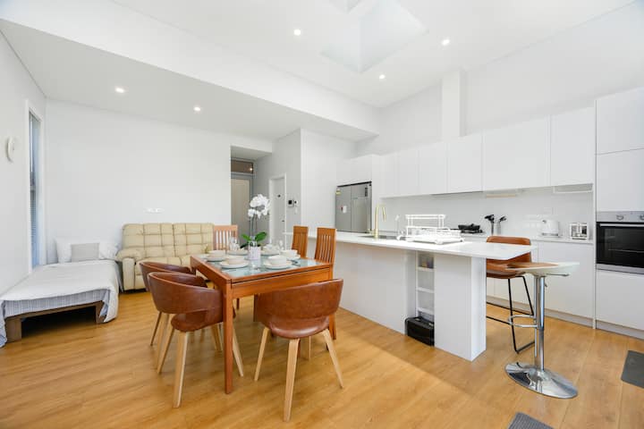 Modern Riverwood Home With Parking & Easy Access - Carlton