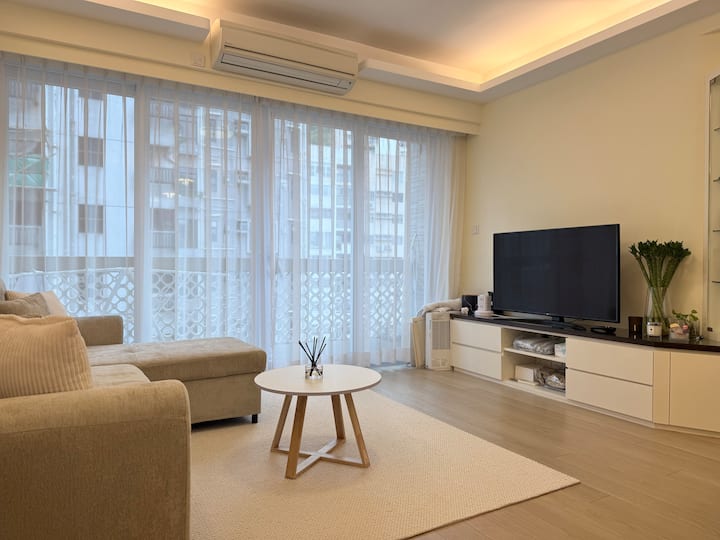 Cozy Spacious Flat In Mid-levels - Hong Kong