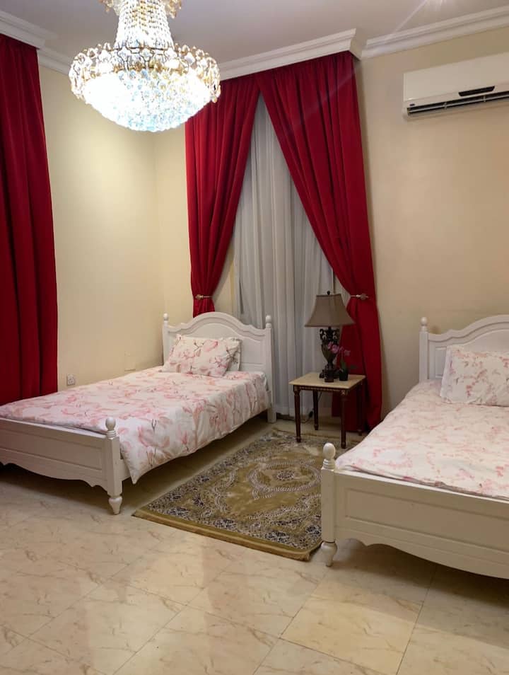 غرفة بسريرين وحمام منفصل + فناء خاص بك - Qatar