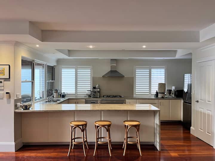 Spacious 4-bed Family Home On Tree-lined Street - Subiaco