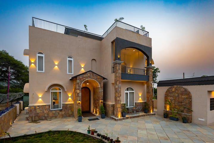 Hilltop Retreat W/ Rooftop Pool, & Sit-out Area - Udaipur