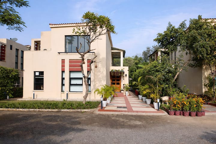 Triplex Villa Tranquil, Tarudhan Valley Golf Drive - 매니저