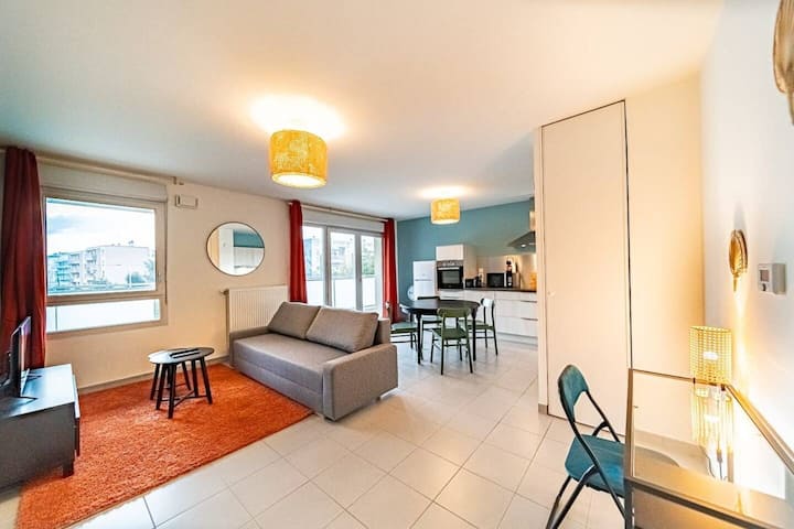 Parking Privé Et Balcon - 4 Personnes - Spacieux - Vénissieux