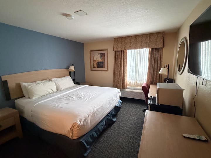 Modern King Suite For A Cozy Escape - Stevens Point, WI