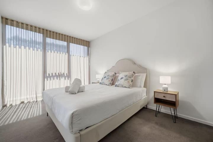 Courtyard Apt Free Wi-fi & Parking North Melbourne - 