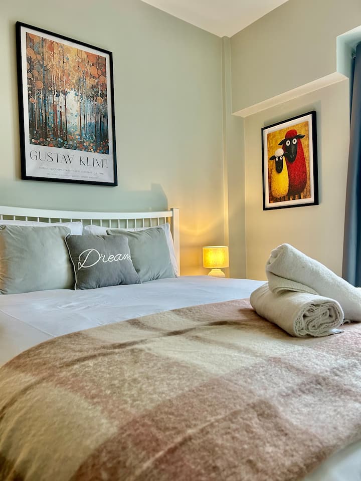 Modern 3-bed + Parking. Walk To Galway’s Hot Spots - Galway