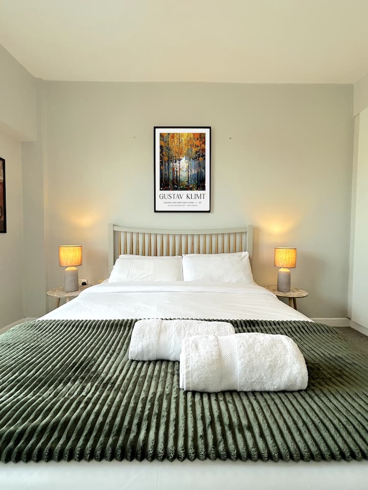 Modern 3-bed + Parking. Walk To Galway’s Hot Spots - Galway