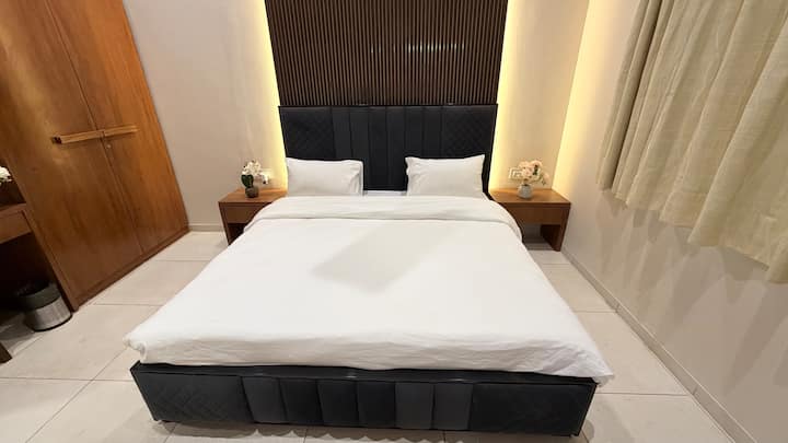 Elegant Couple -Friendly Room I Prime City Area - Ahmedabad