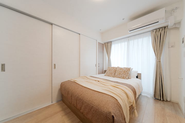 池袋商圈旁【501全新电梯公寓】：双人床/电视/厨房微波炉冰箱/wi-fi/办公区域/浴缸/山手线 - Ikebukuro