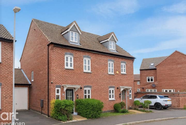 Family Home In Quiet Village - Nottingham