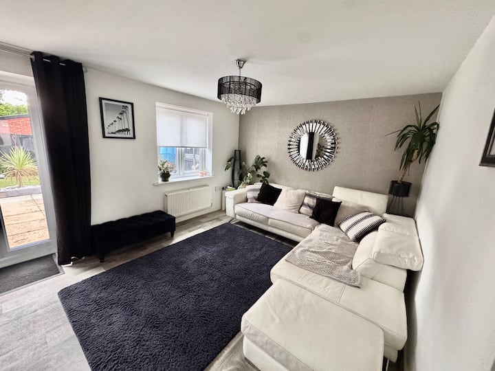 Family Home In Quiet Village - Nottingham
