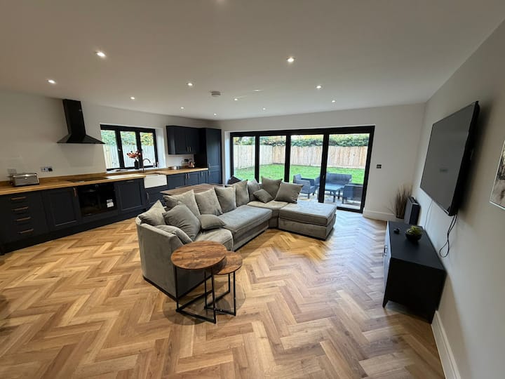 High Trees Lodge – Luxury Retreat • 2 King Suites - Whitstable