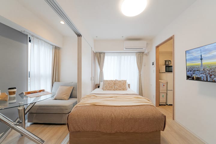 池袋商圈旁【701全新电梯公寓】：双人床/电视/厨房微波炉冰箱/wi-fi/办公区域/浴缸/山手线 - Ikebukuro