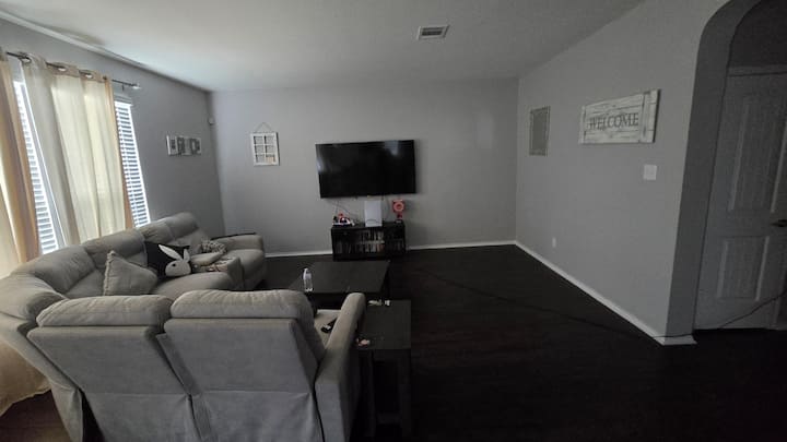 Room With Home Arcade - Elgin, TX