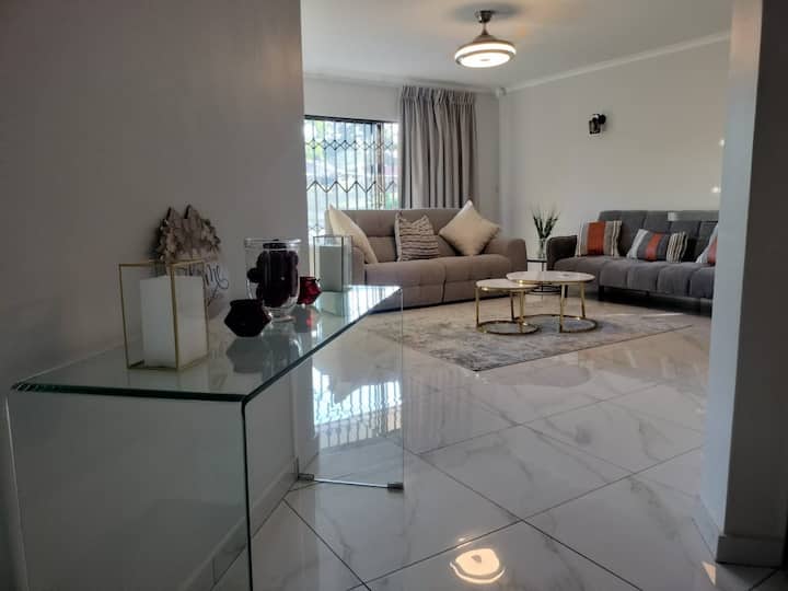 The Grace - Luxurious Guesthouse With A Pool - Durban