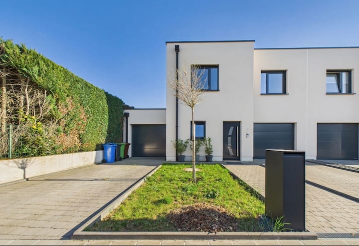 Bright New Home: 4 Beds, Garden, Peaceful Stay - Messancy