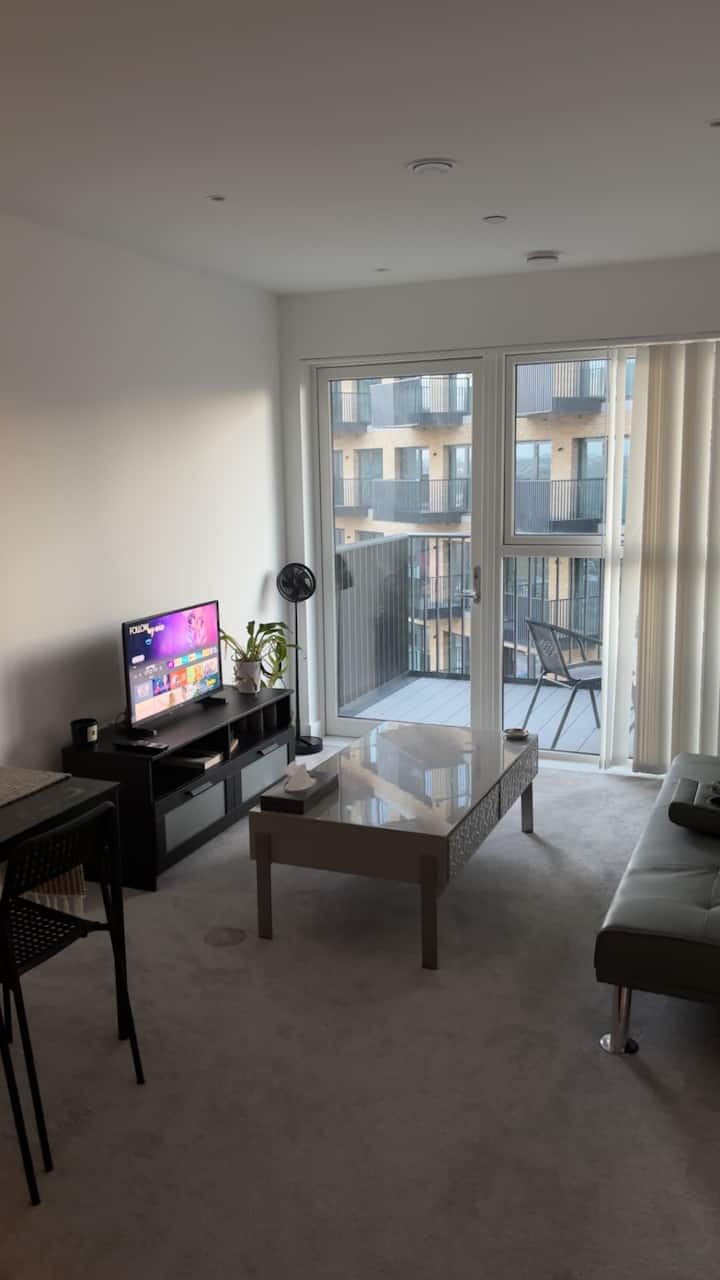 Beautiful One Bedroom Full Flat With Balcony - Hounslow
